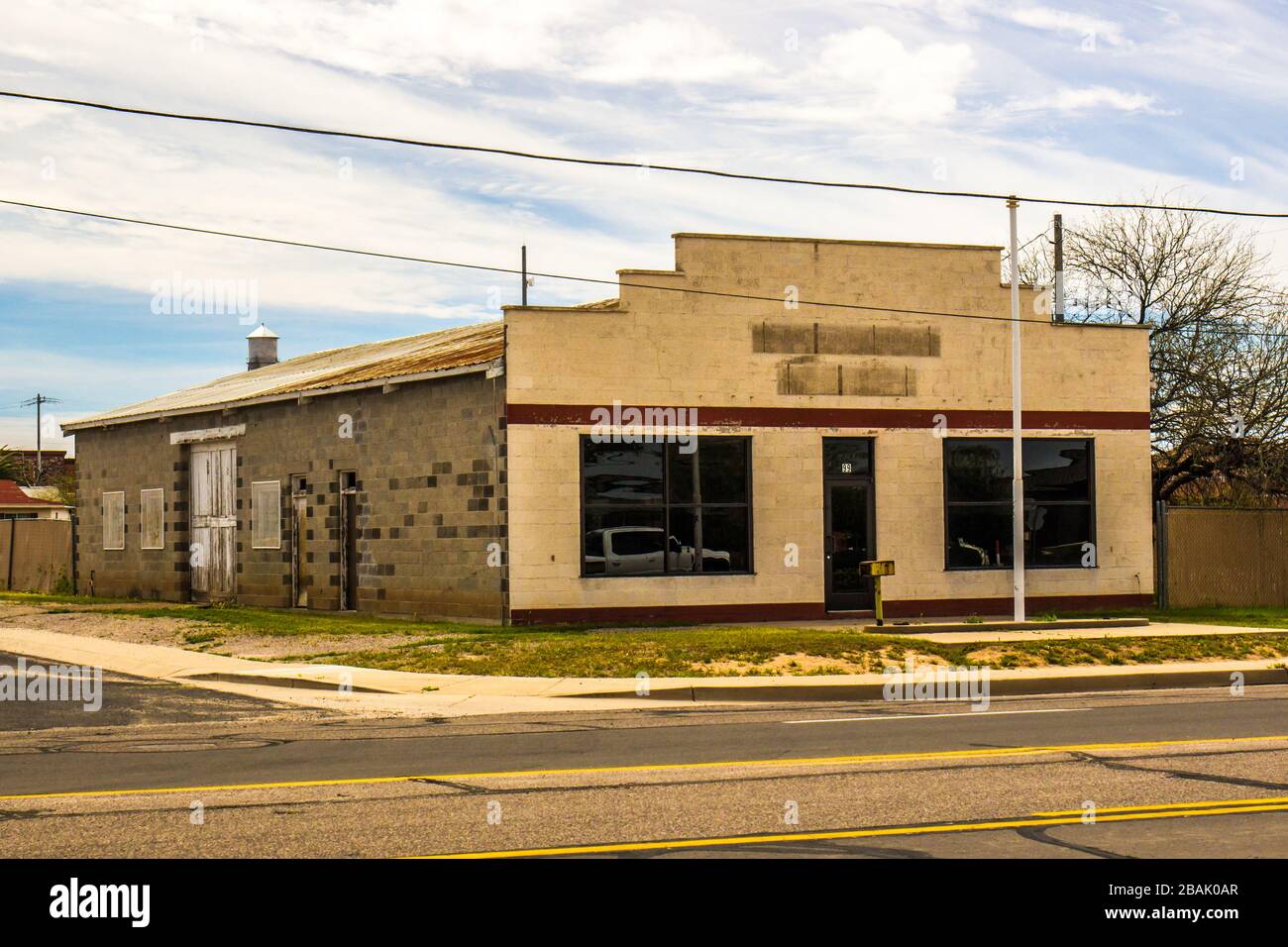 Abandoned One Story Commercial Building Stock Photo - Alamy