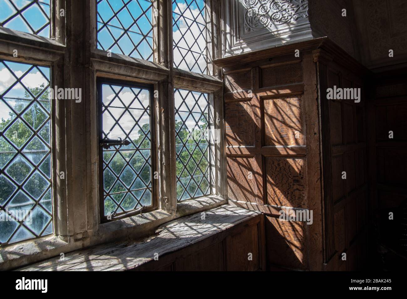 Oak panelling hi-res stock photography and images - Alamy
