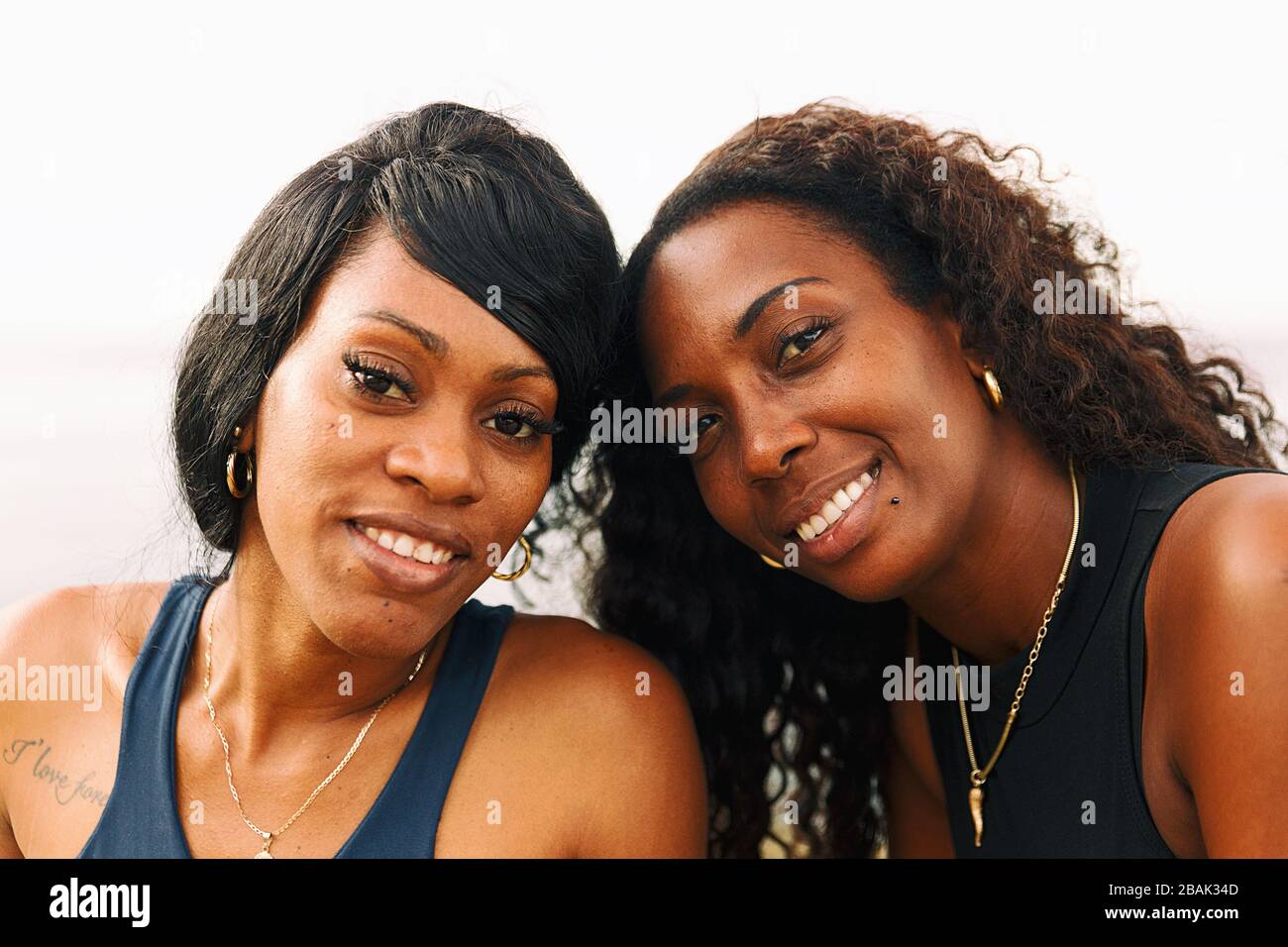 Cuban friends enjoying the boardwalk, Havana Stock Photo - Alamy