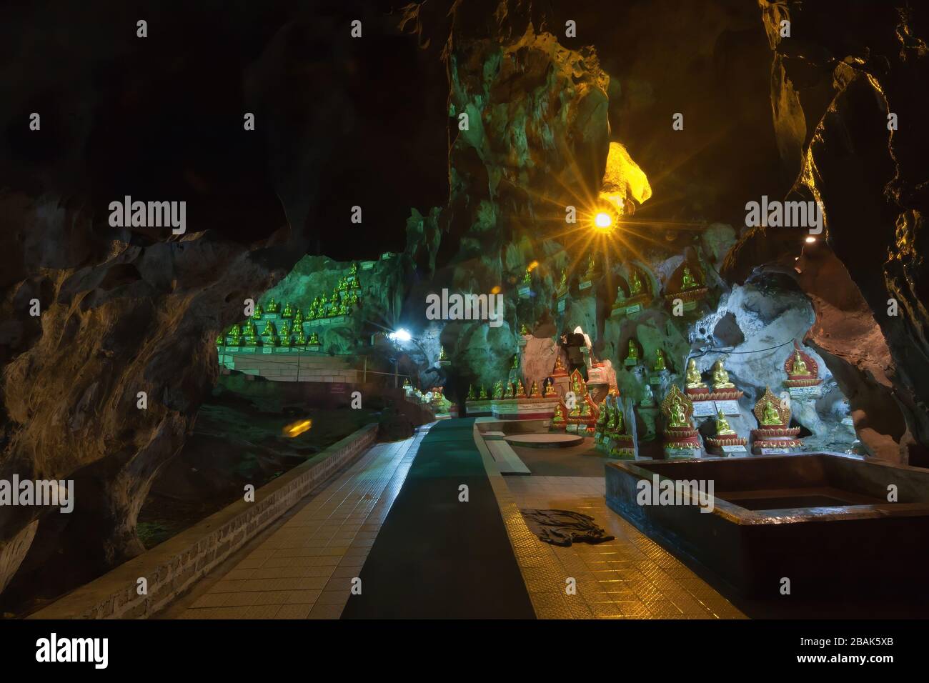 The interior of the main Pindaya Caves, Myanmar Stock Photo - Alamy