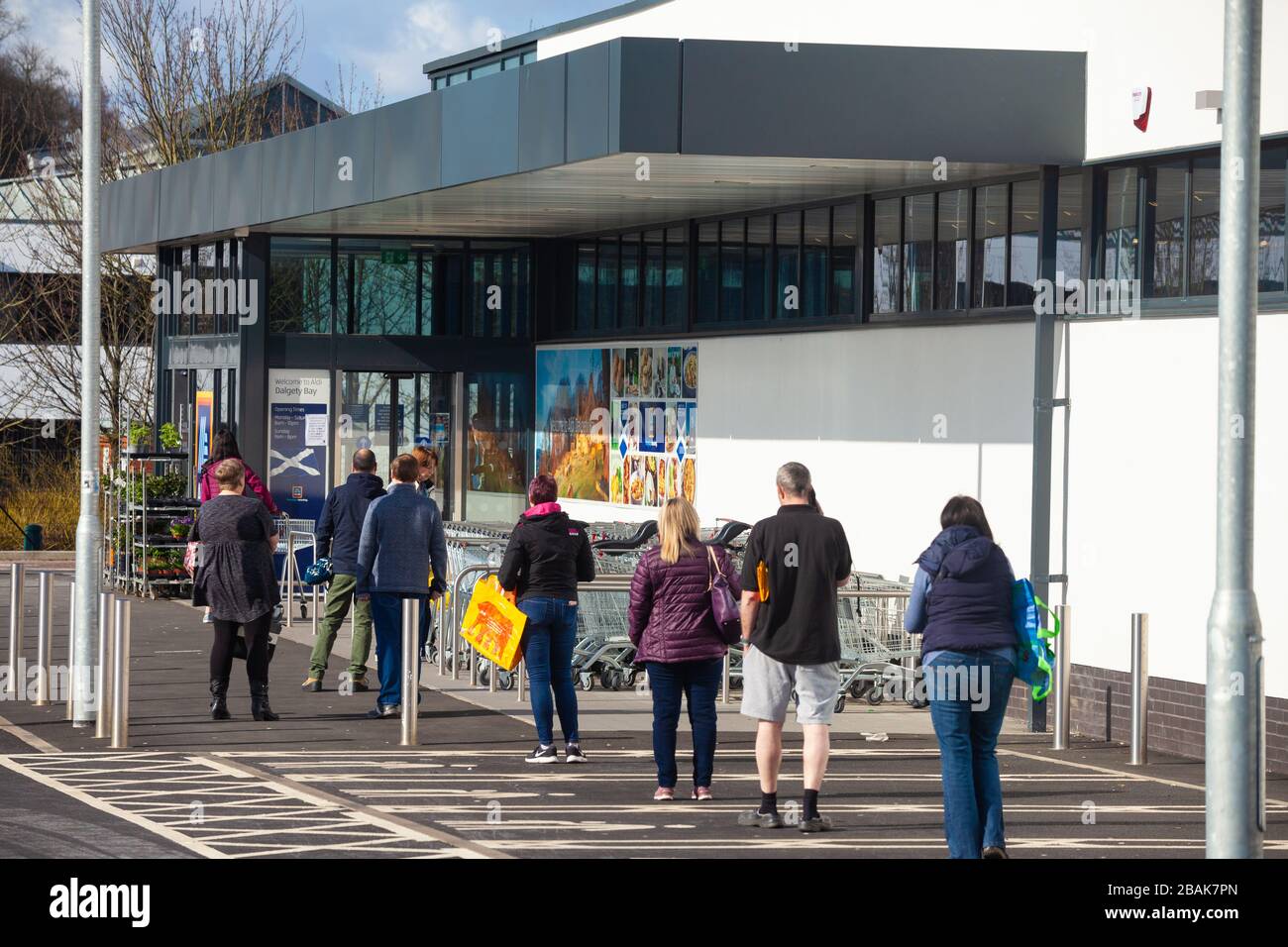 Social distancing queuing hi-res stock photography and images - Alamy