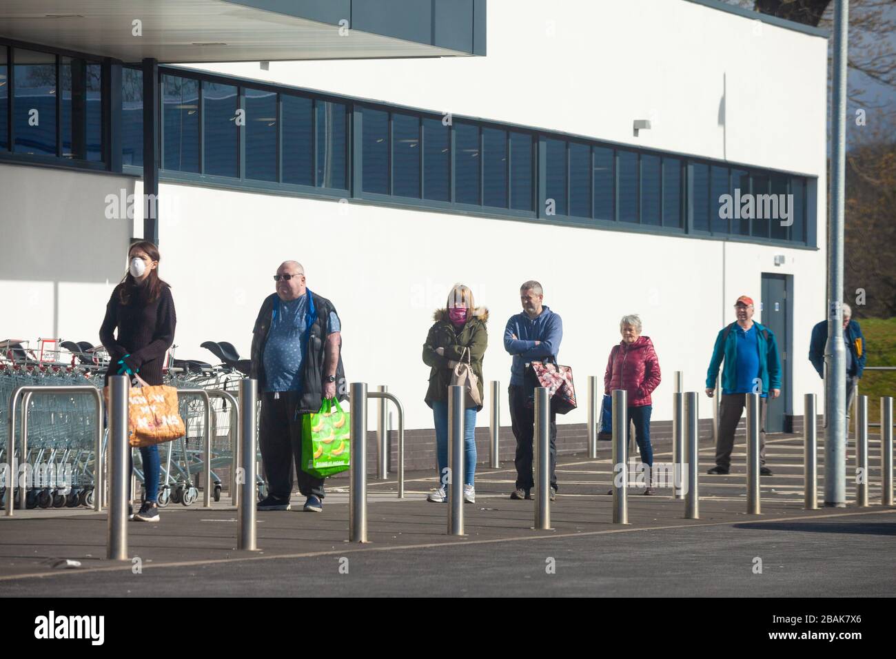 Social distancing queuing hi-res stock photography and images - Alamy