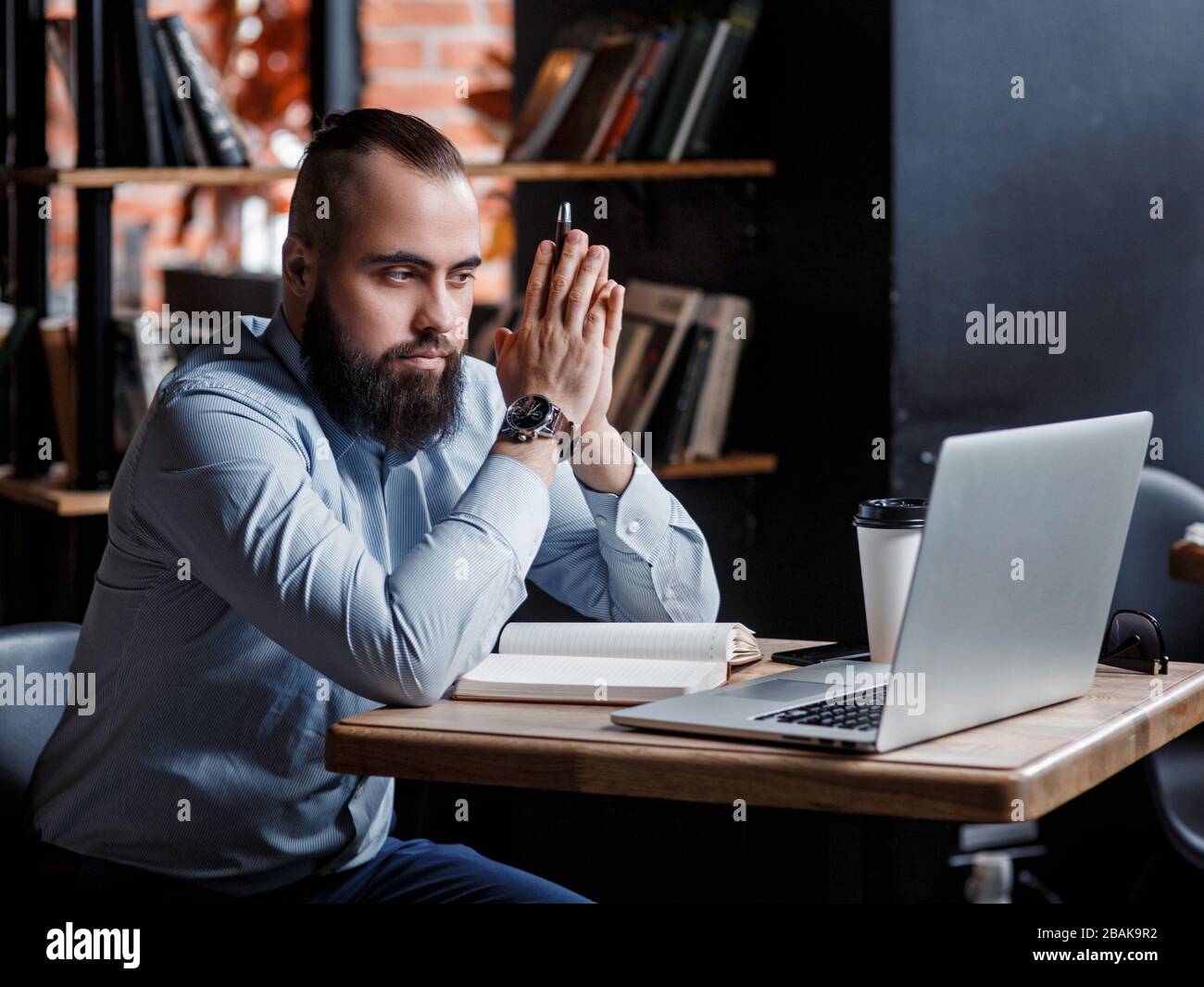 Man suit sitting behind table hi-res stock photography and images - Alamy