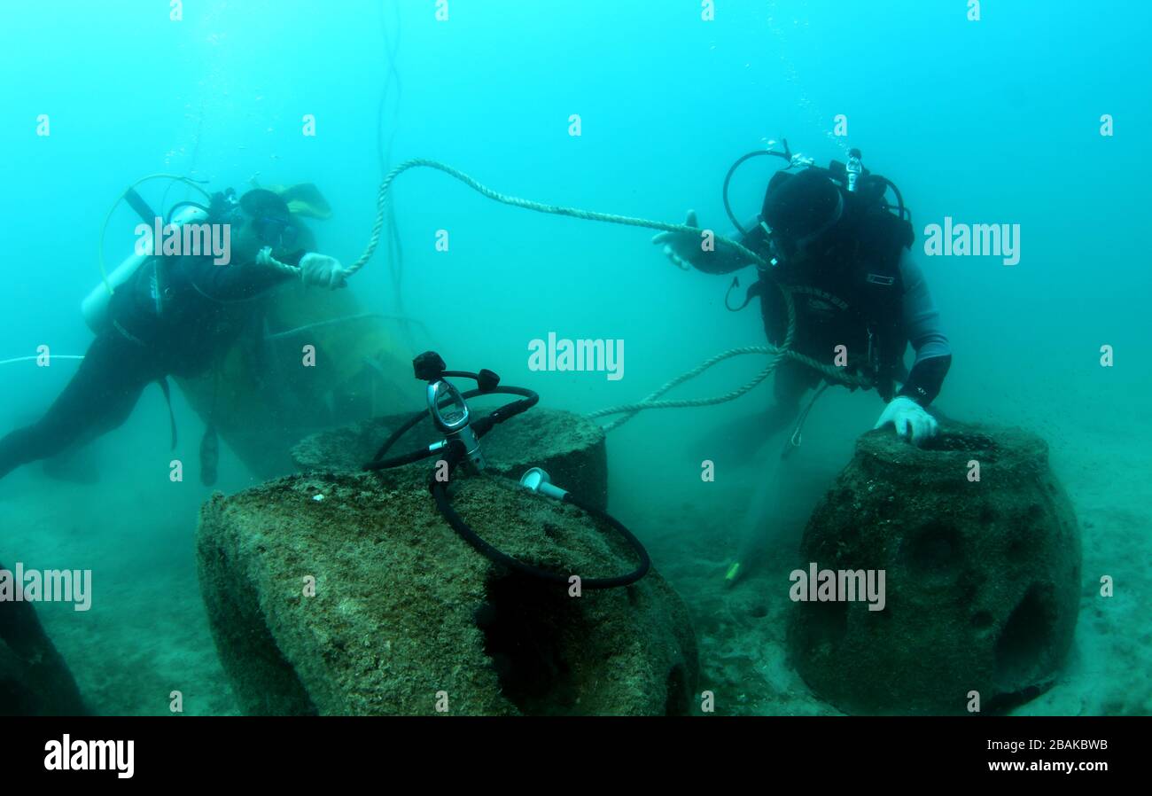 Underwater ropes hi-res stock photography and images - Alamy