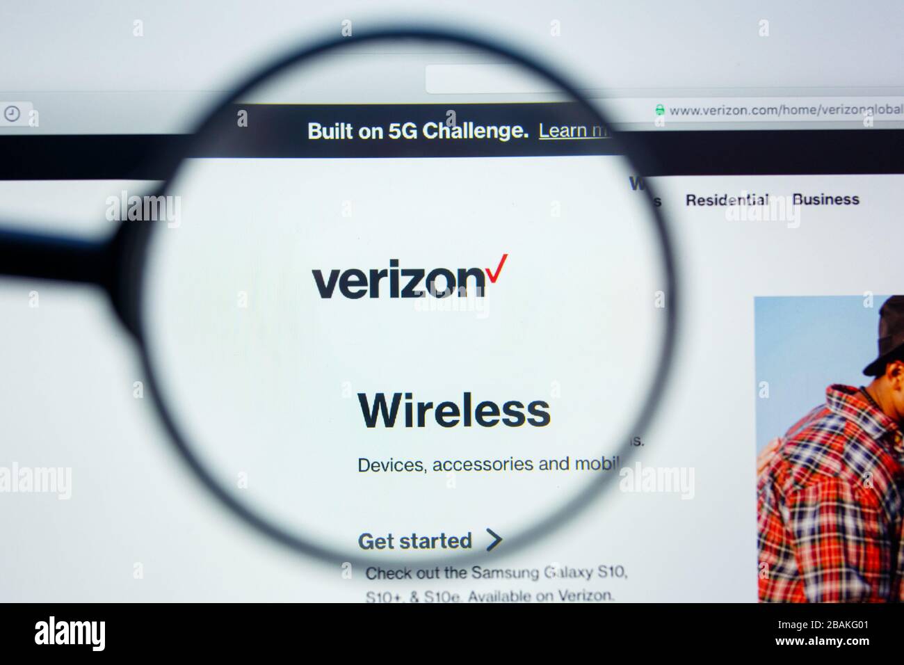 Verizon symbol hi-res stock photography and images - Alamy