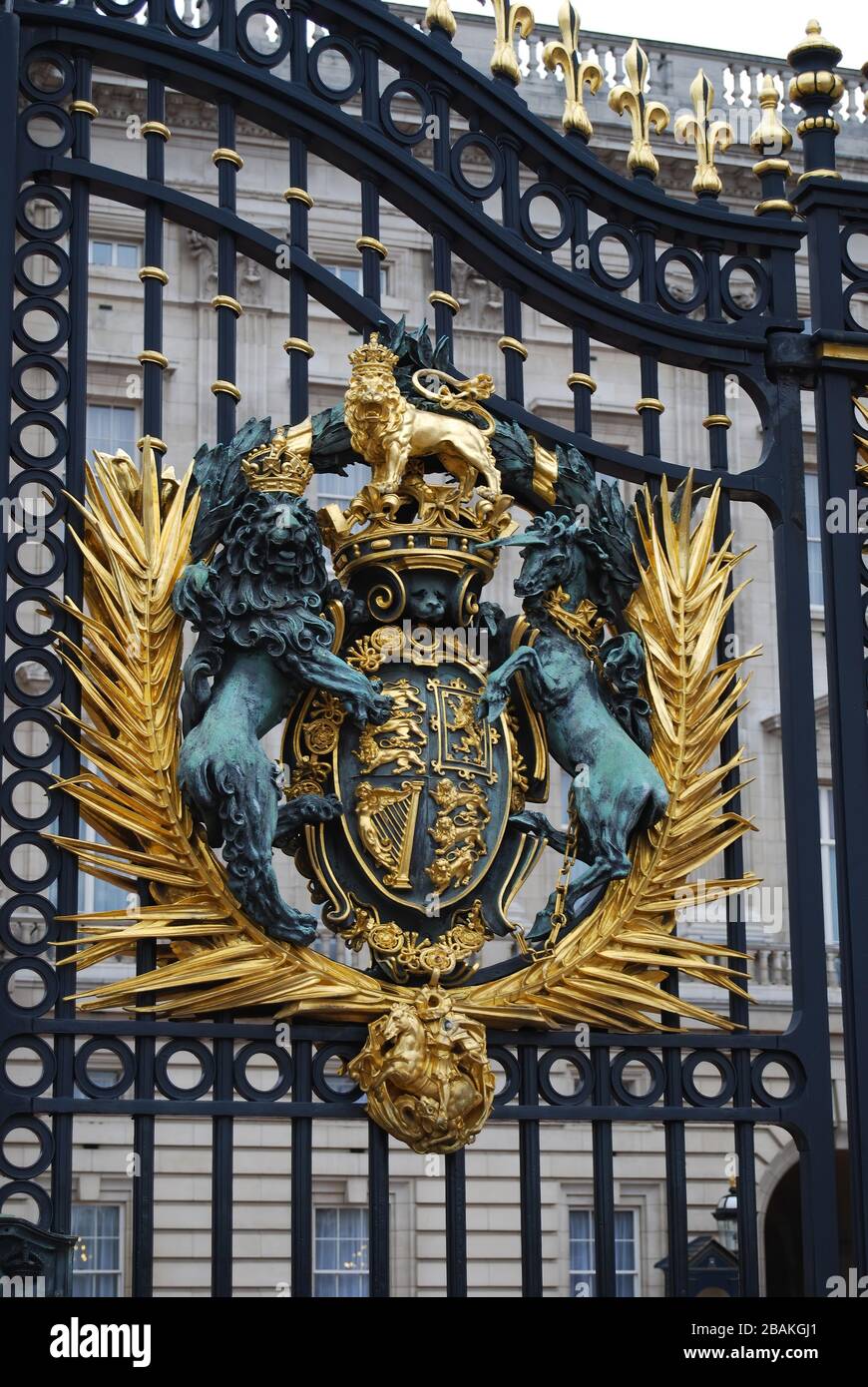 Royal emblem at the gate of Buckingham Palace, London Stock Photo - Alamy