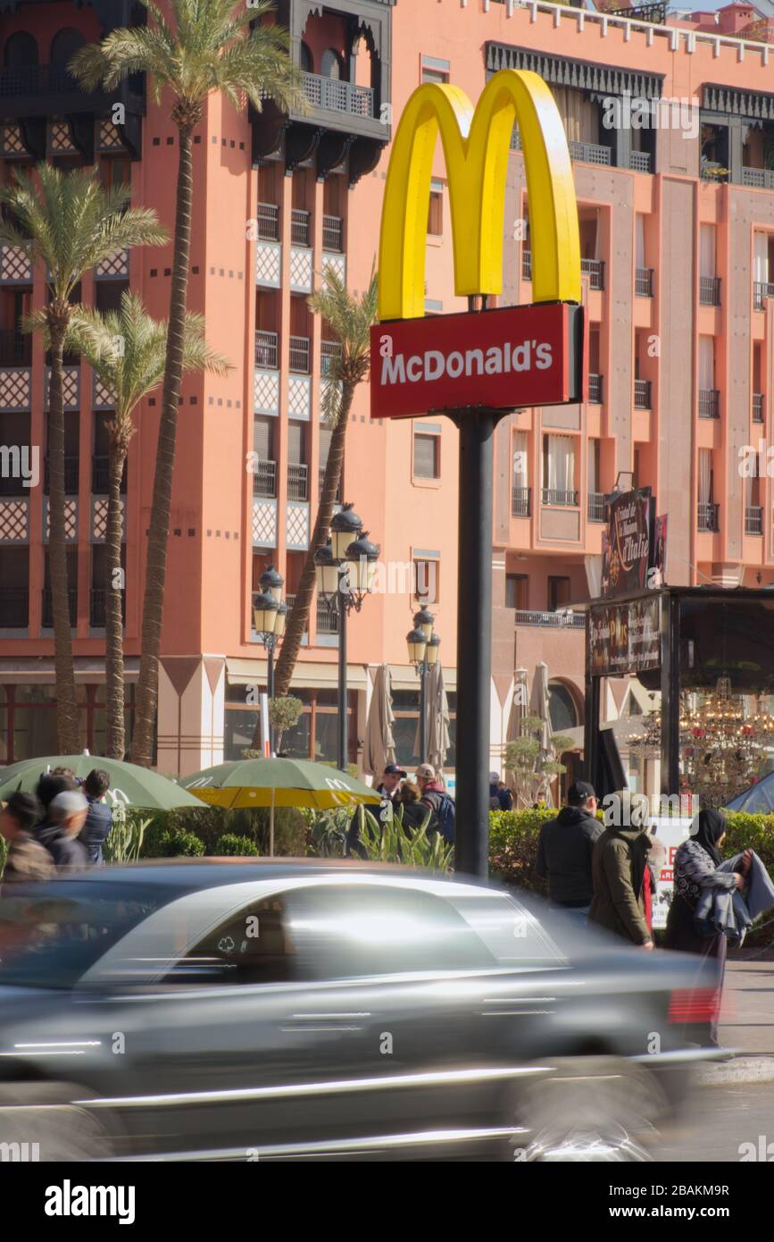 Ronald mcdonald symbol hamburger hi-res stock photography and images ...