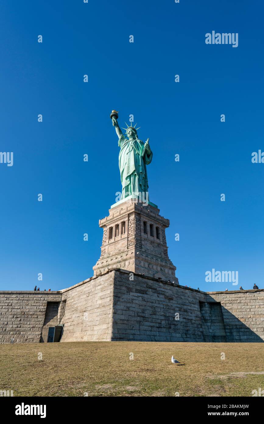 Liberty island statue hi-res stock photography and images - Alamy