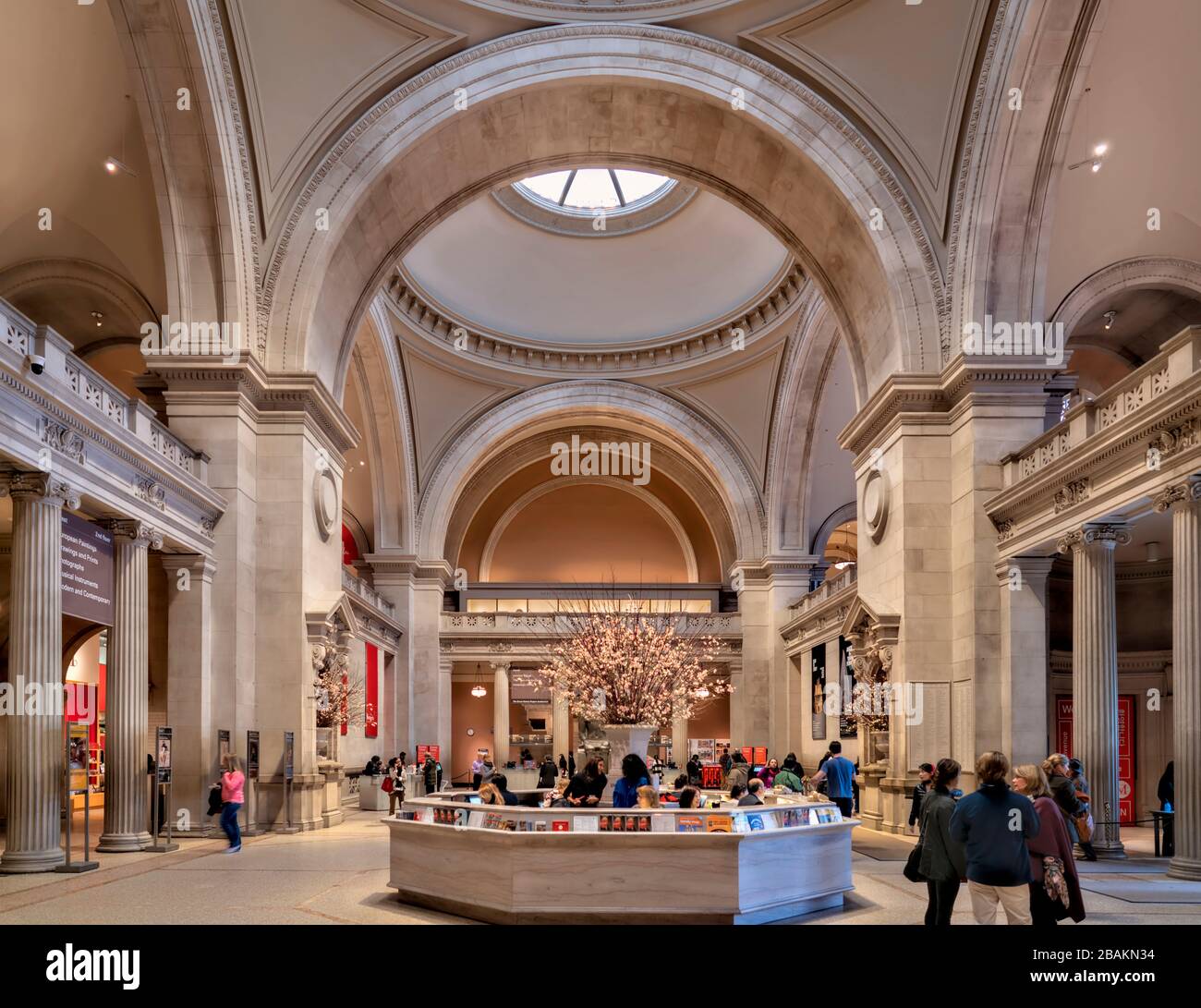 Metropolitan museum art great hall hi-res stock photography and images ...