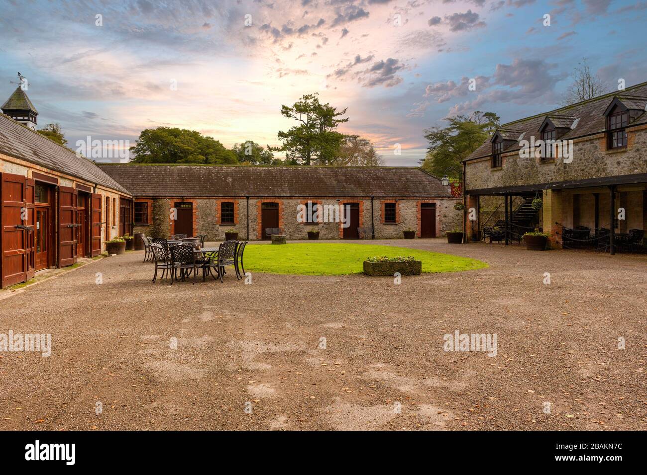 Old farm buildings ireland hi-res stock photography and images - Alamy