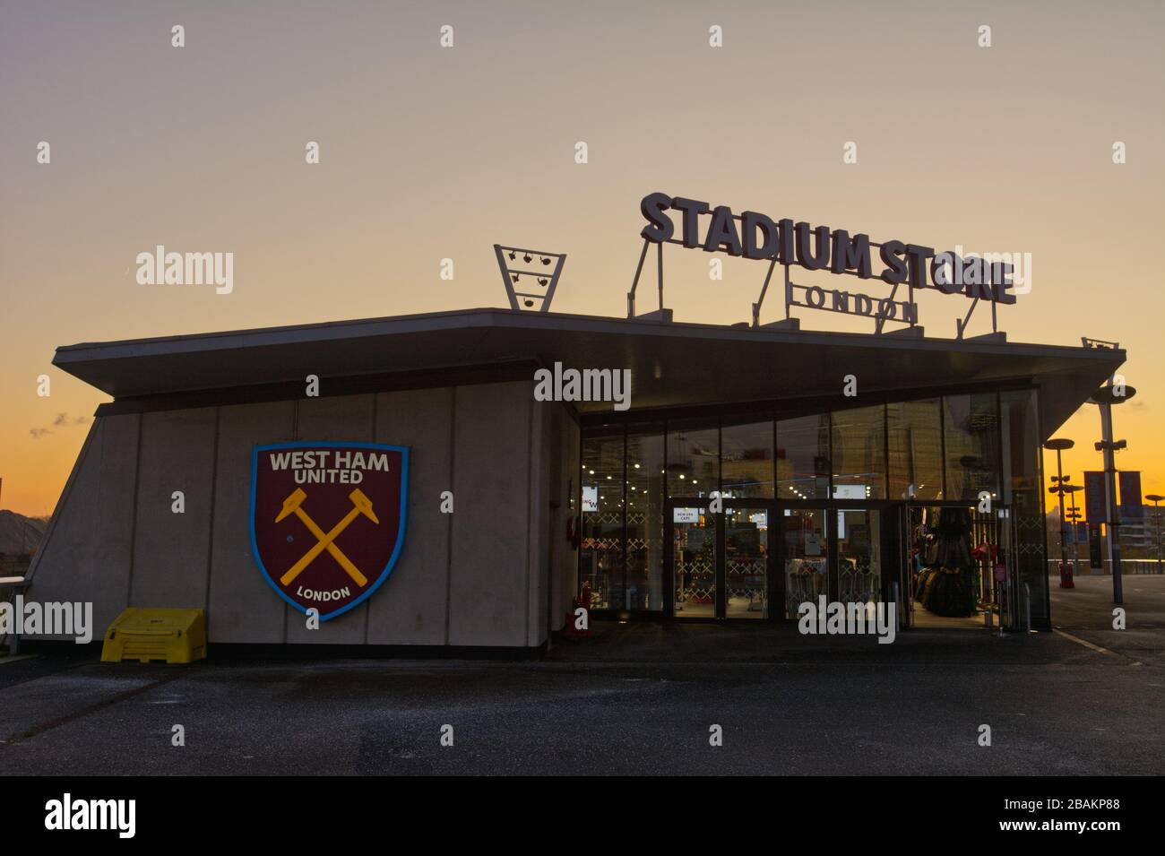 Stadium shop hi-res stock photography and images - Alamy