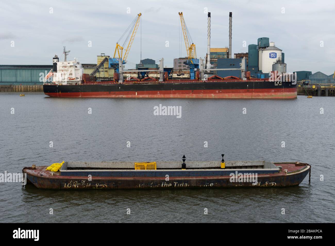 Loading barge hi-res stock photography and images - Alamy