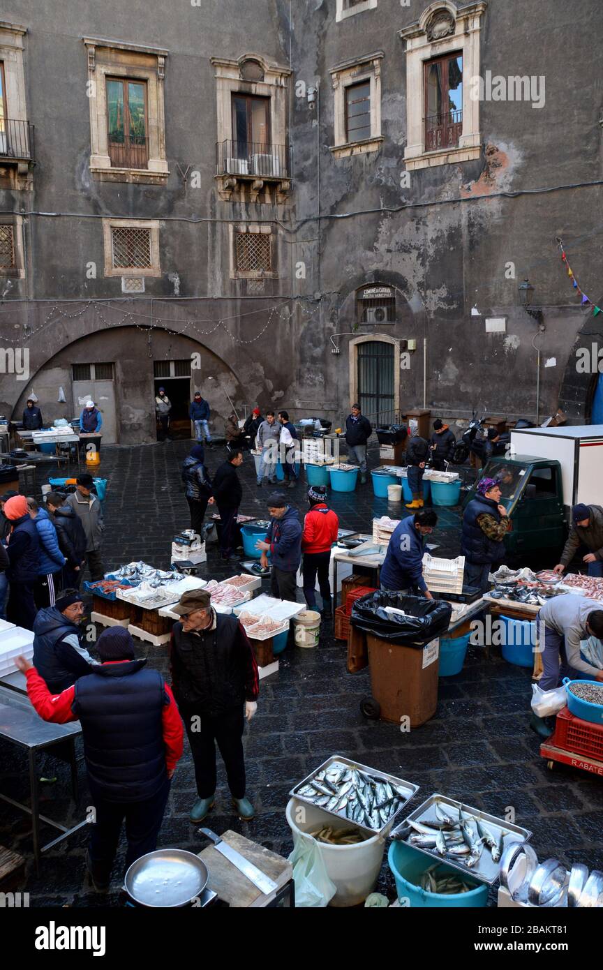 Old fish market square hi-res stock photography and images - Alamy