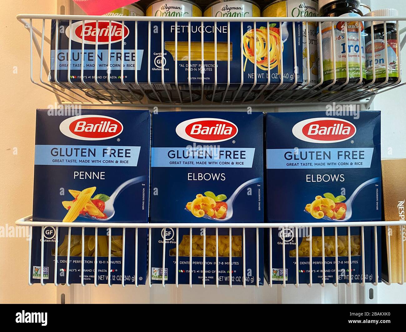 Vitamins and supplements shelf hi-res stock photography and images - Alamy