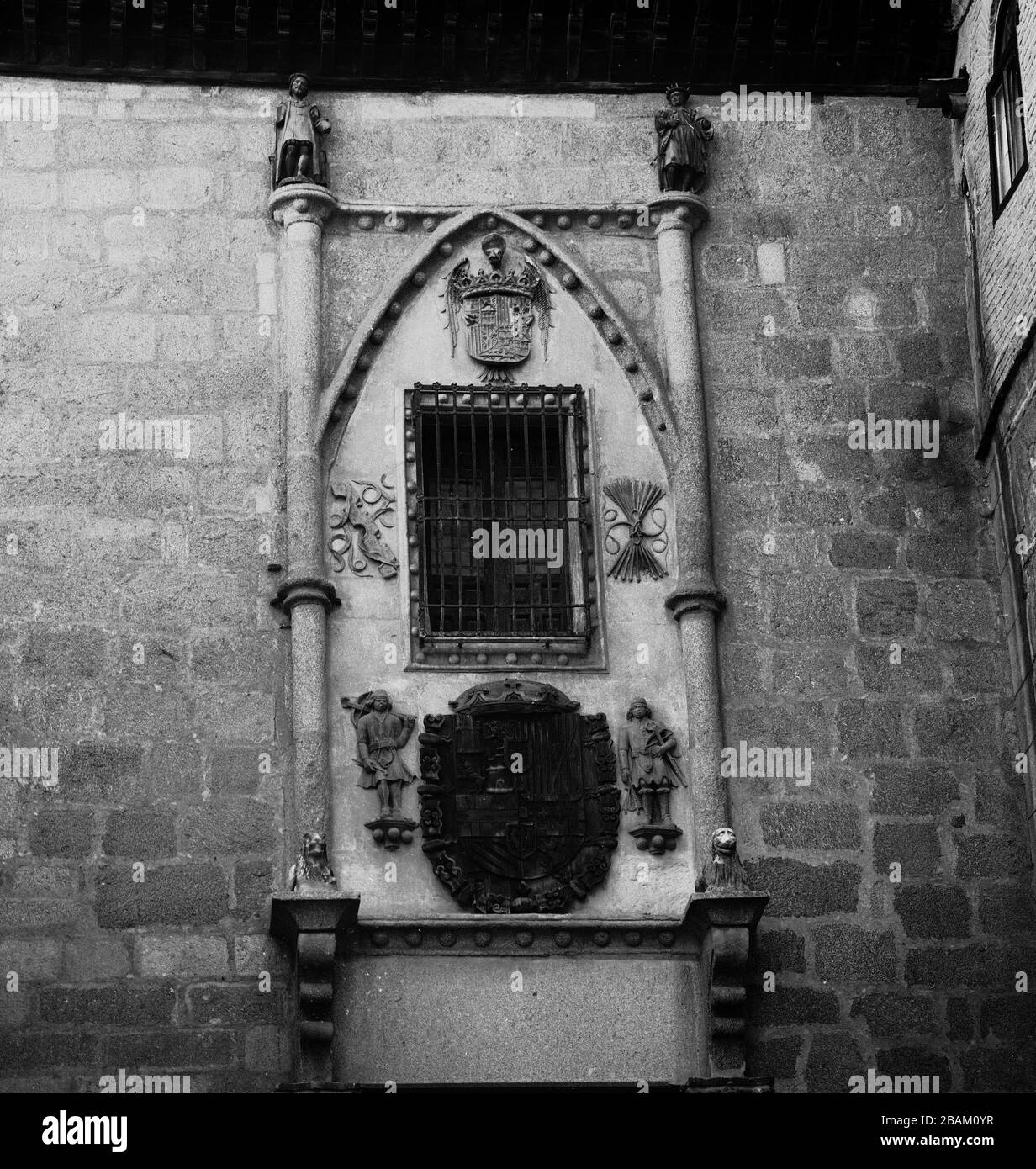 DETALLE DE LA POSADA DE LA HERMANDAD - ESCUDO DE LA SANTA HERMANDAD ...