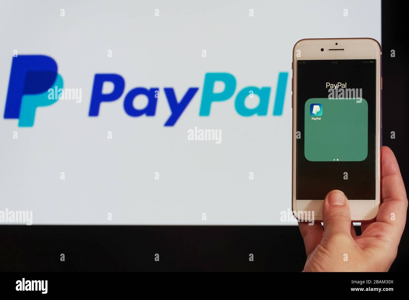 Sending internet payments hi-res stock photography and images - Alamy