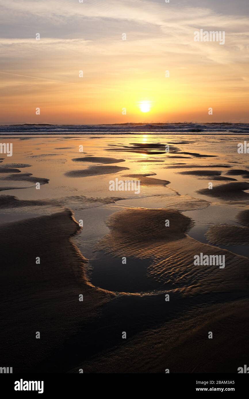 Beautiful sunsets in beach hi-res stock photography and images - Alamy