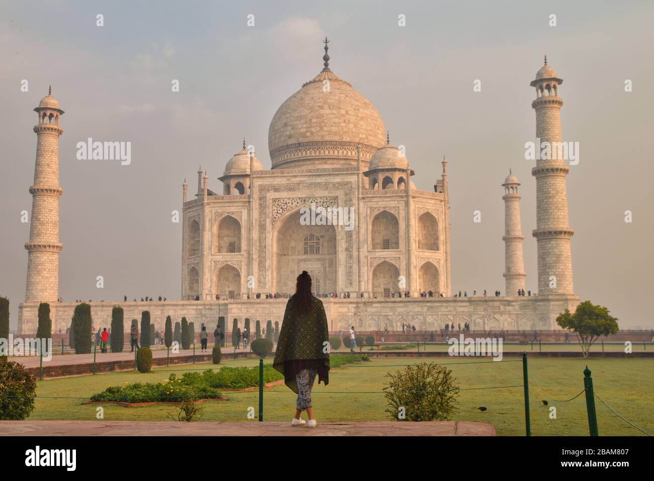 Young female tourist looking at Taj Mahal in the early morning Stock ...