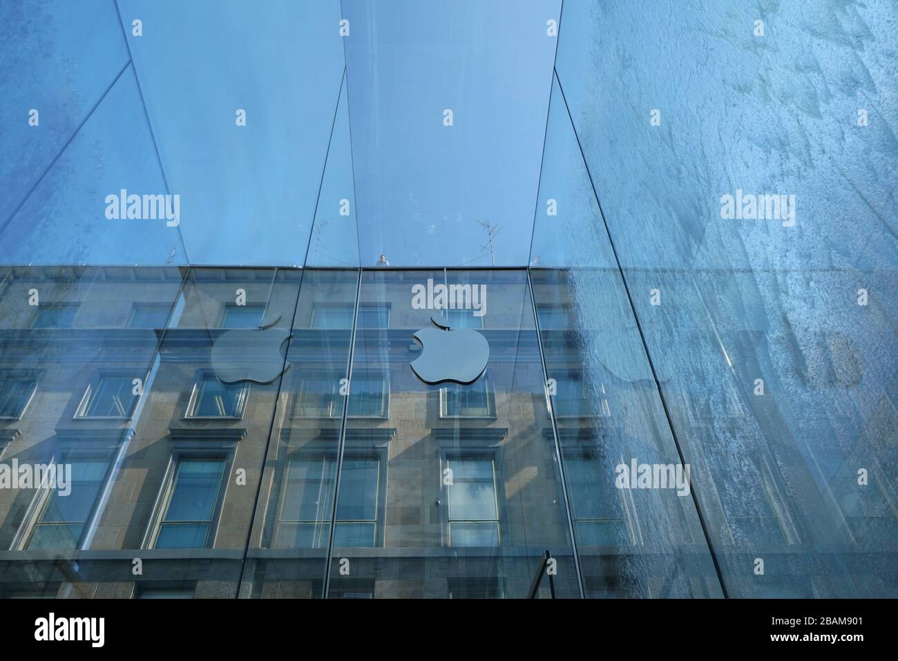 Milan apple store hi-res stock photography and images - Alamy
