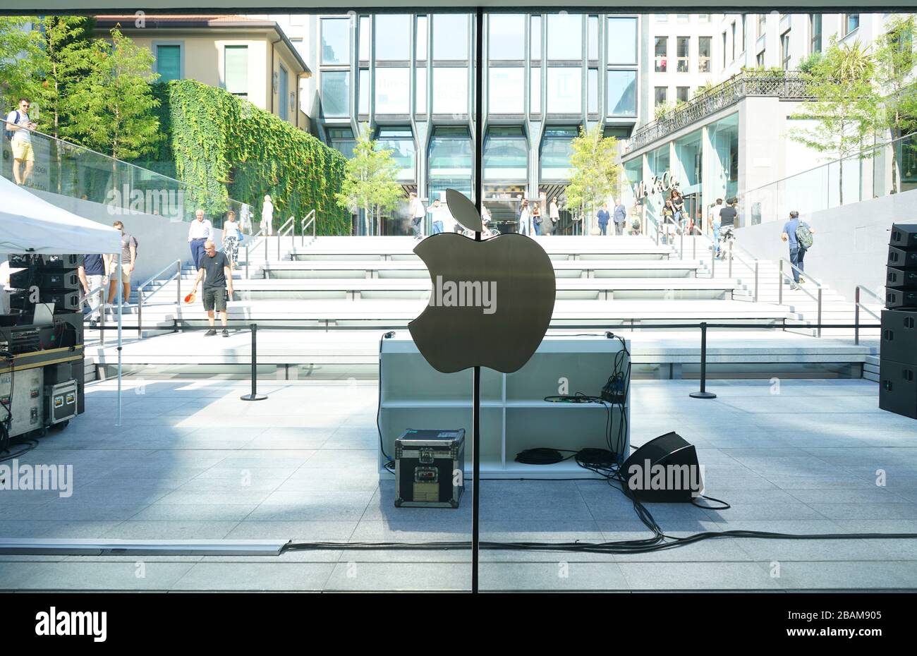 Apple Store, town center, Milan, Lombardy, Italy, Europe Stock Photo ...
