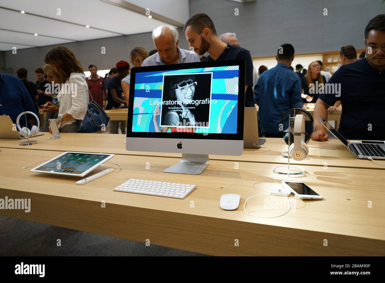 Apple Store, town center, Milan, Lombardy, Italy, Europe Stock Photo ...