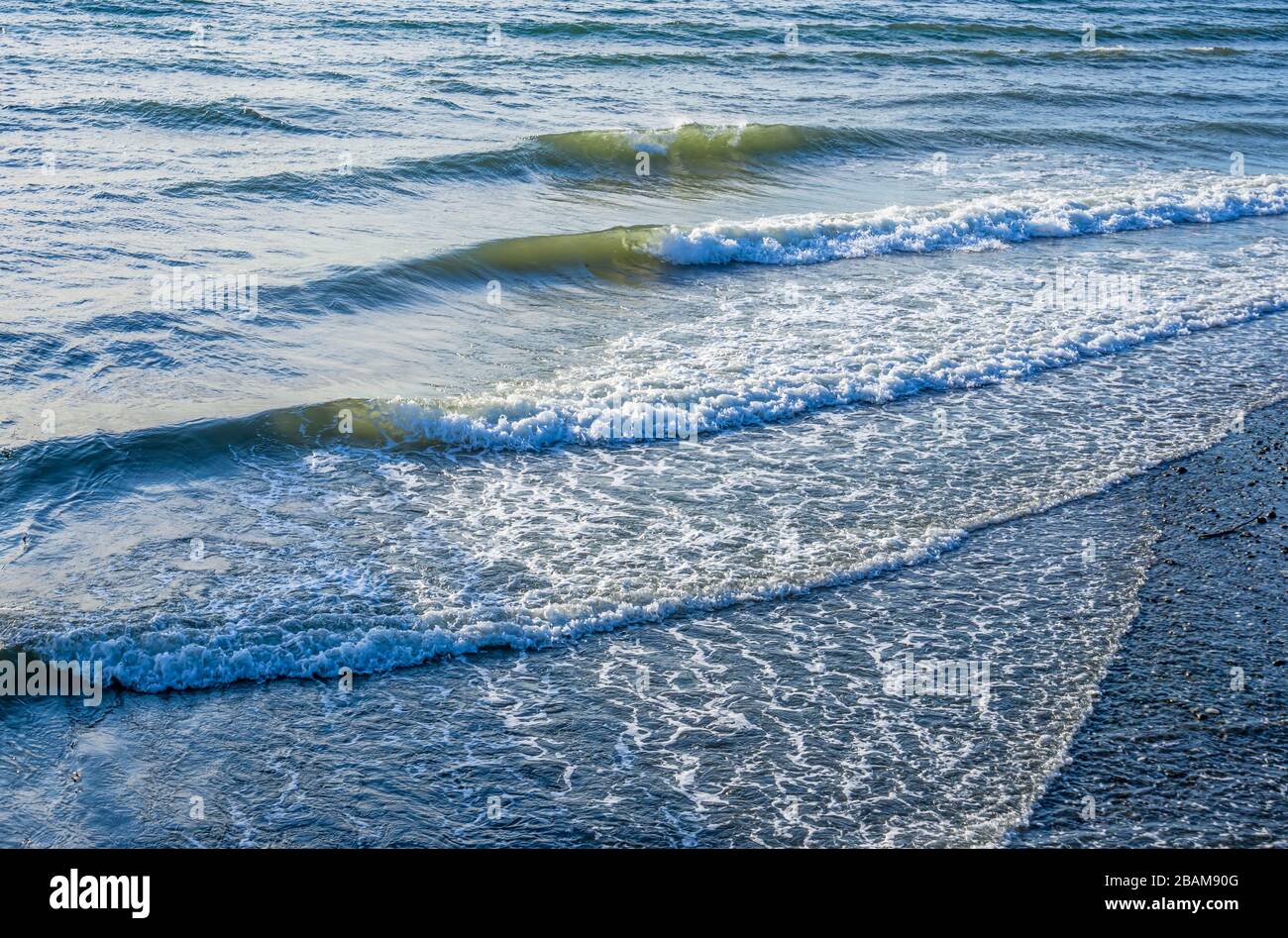 Waves roll toward shore in Des Moines, Washington Stock Photo - Alamy