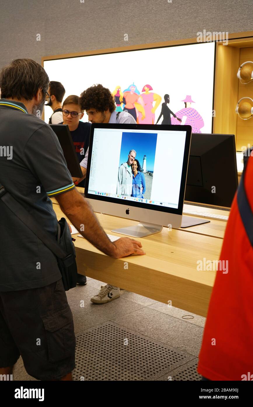 Apple Store, town center, Milan, Lombardy, Italy, Europe Stock Photo ...