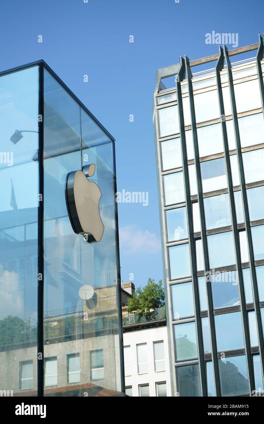 Apple Store, town center, Milan, Lombardy, Italy, Europe Stock Photo ...