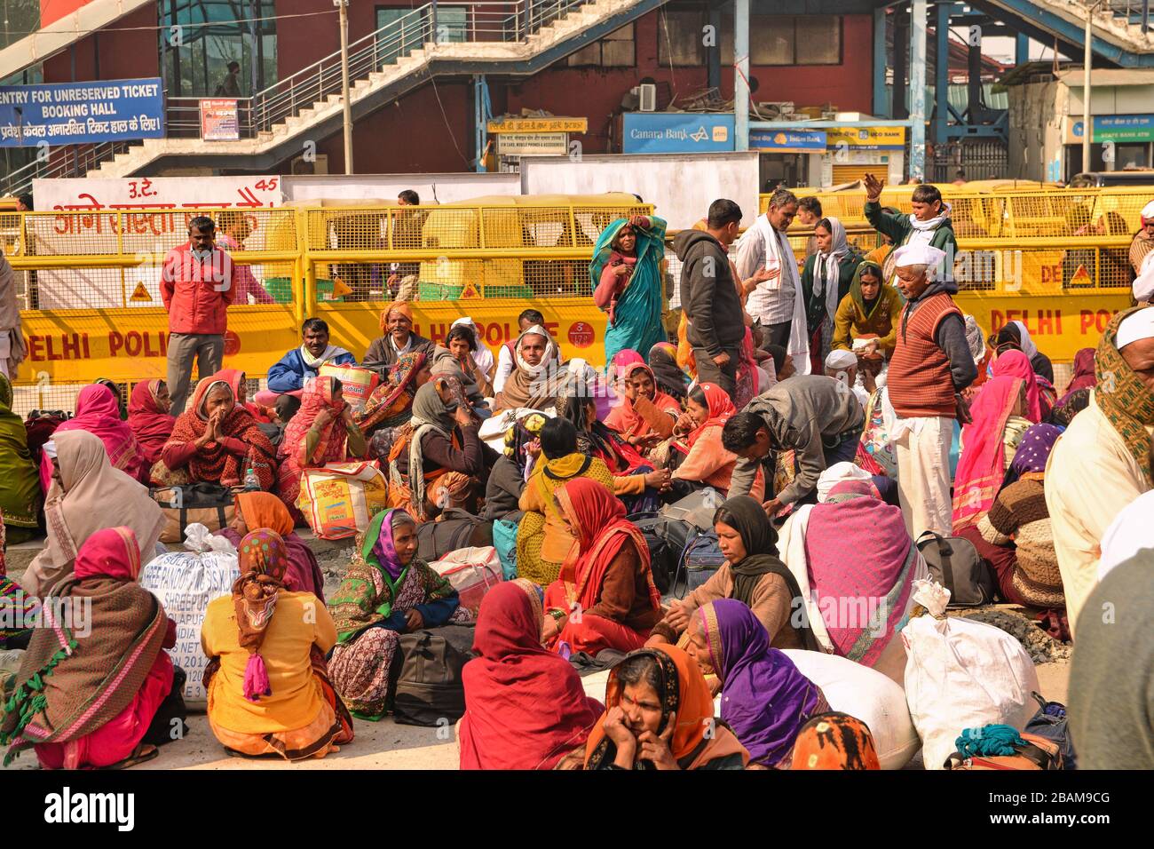 Indian railway platform crowded people hi-res stock photography and ...