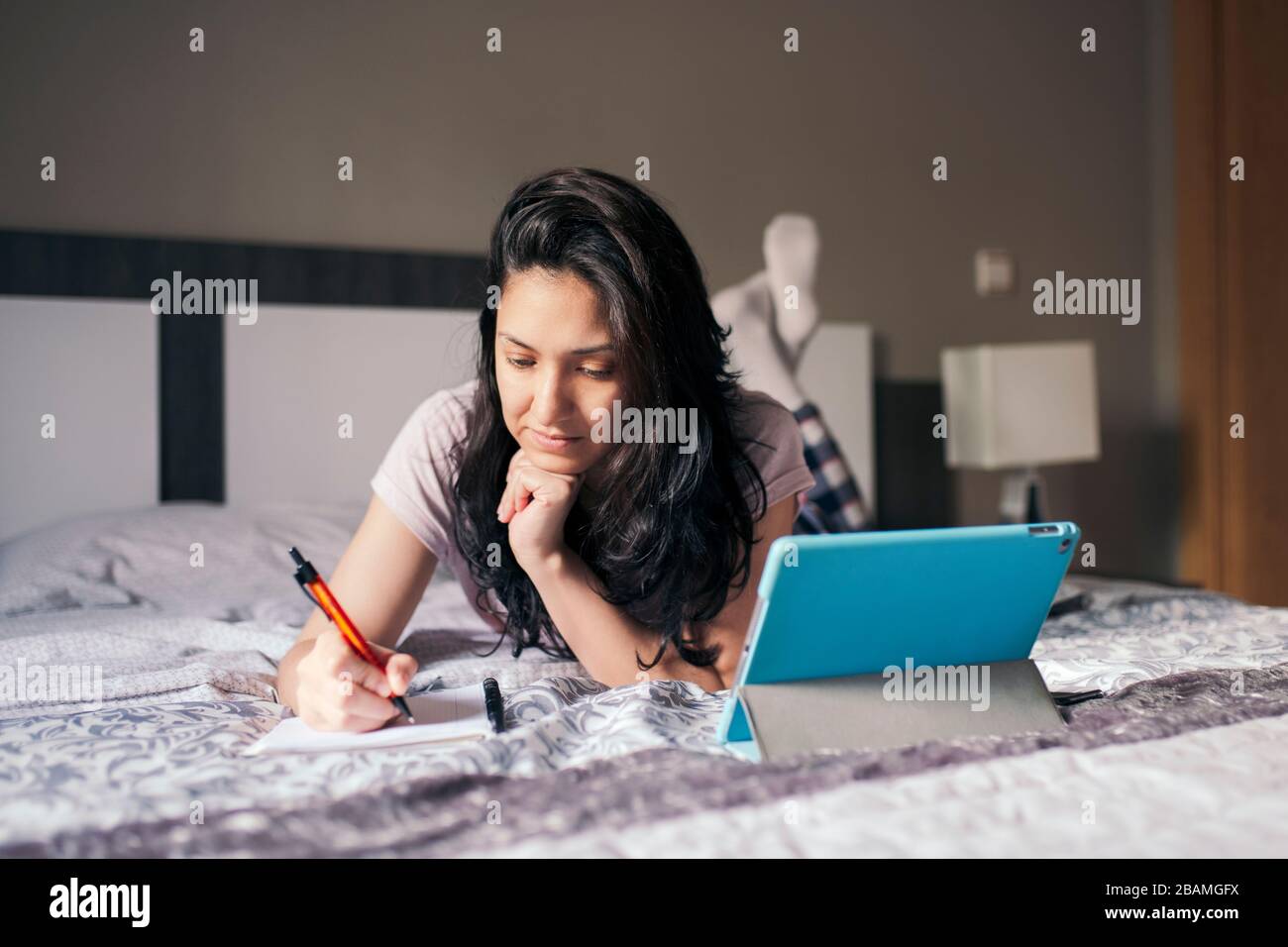 Girl taking notes hi-res stock photography and images - Alamy