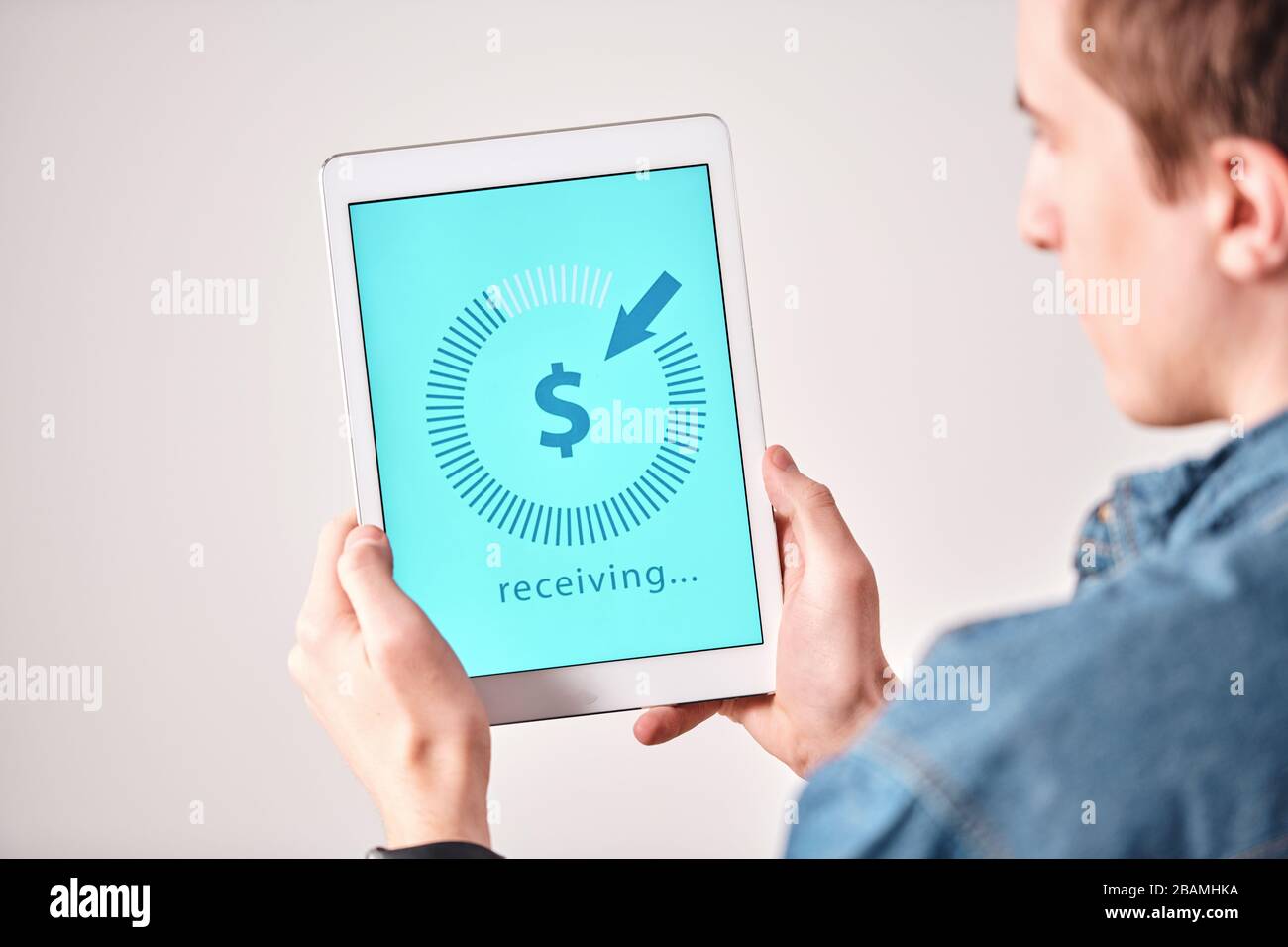 Hand receiving money hi-res stock photography and images - Alamy
