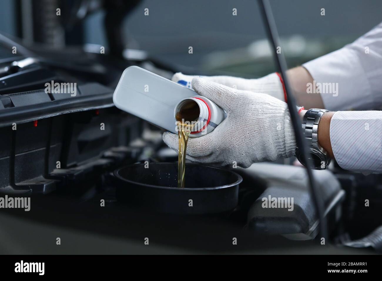 Service station worker hi-res stock photography and images - Alamy