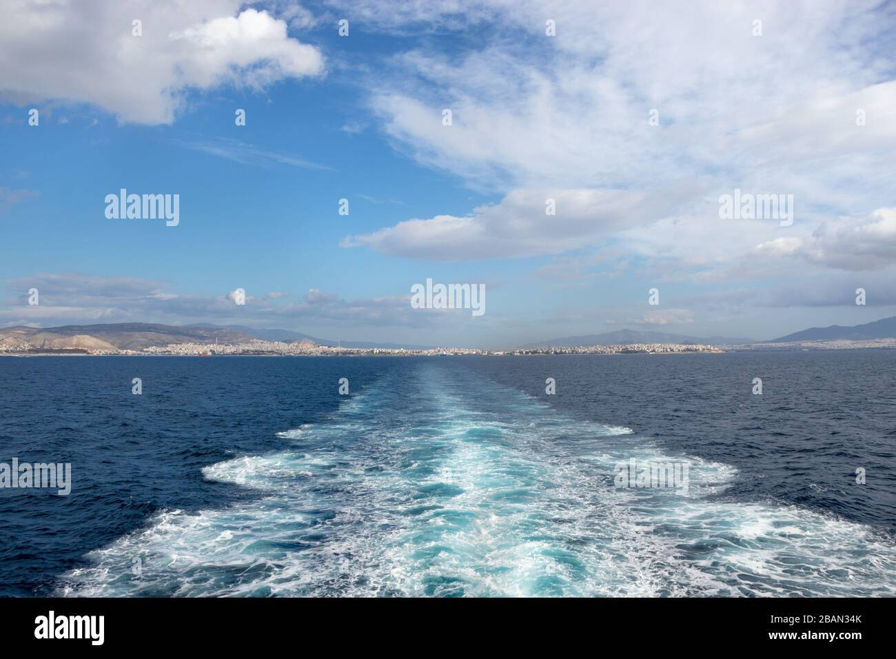 Water trail in the ocean with white waves Stock Photo - Alamy