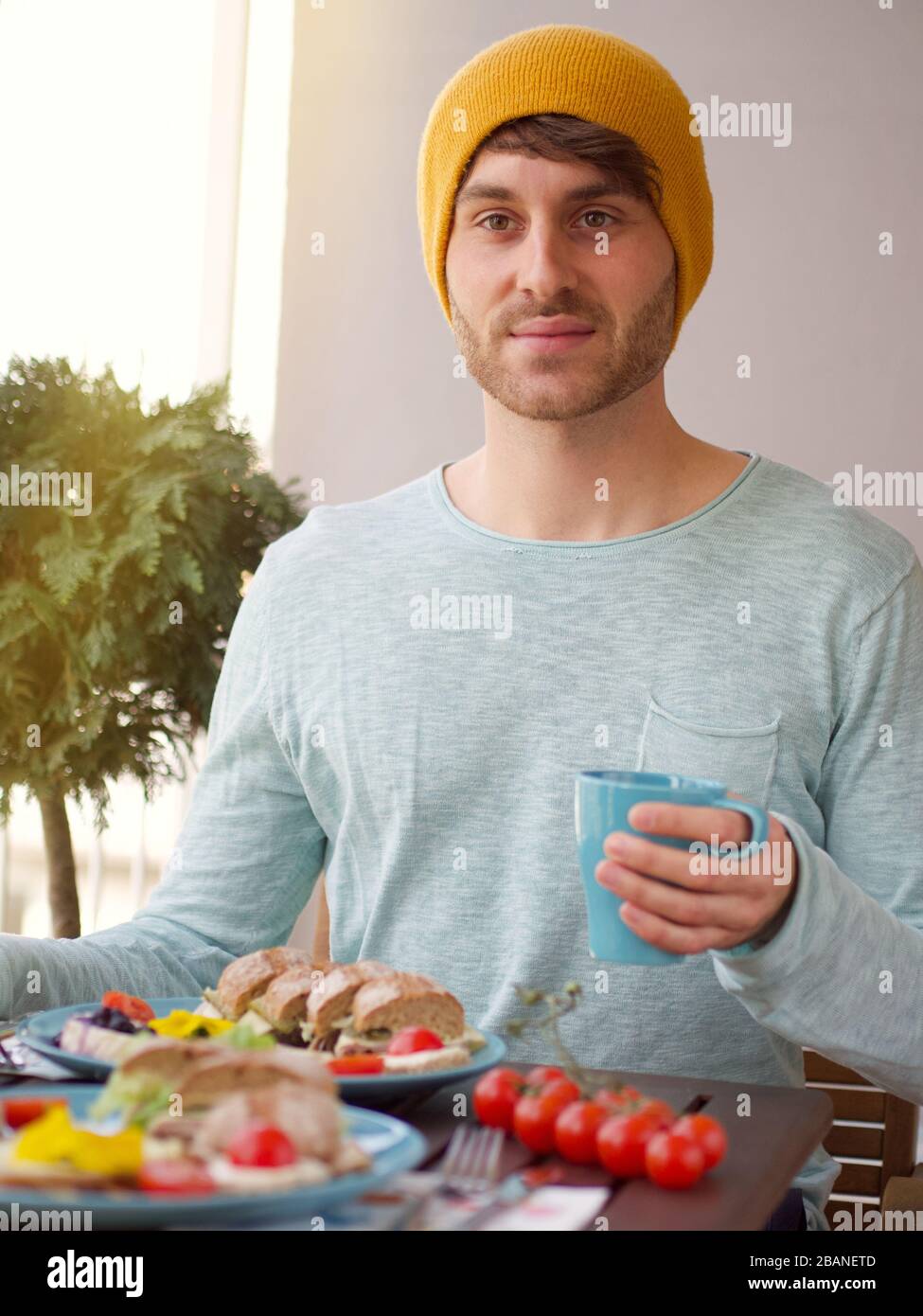 Man eating table of food hi-res stock photography and images - Alamy