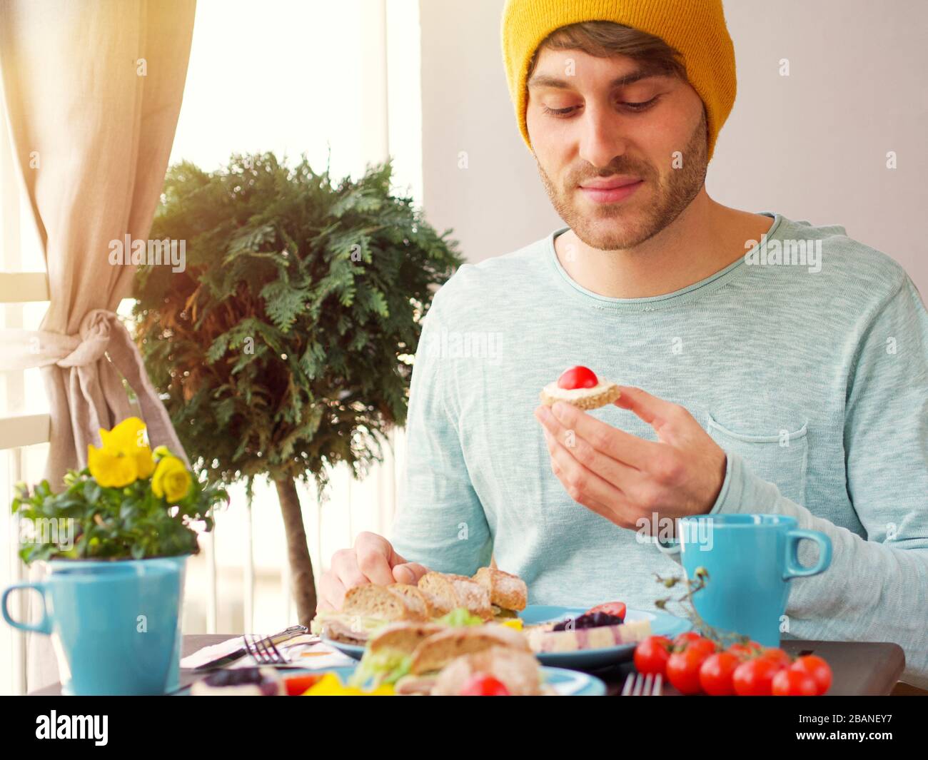 Man eating table of food hi-res stock photography and images - Alamy