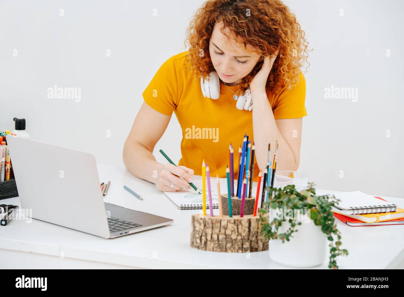 Woman artist draws in hi-res stock photography and images - Alamy
