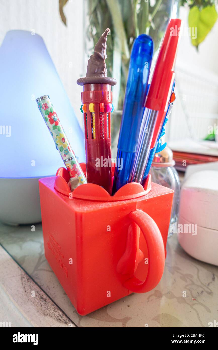 Pens writing hi-res stock photography and images - Alamy