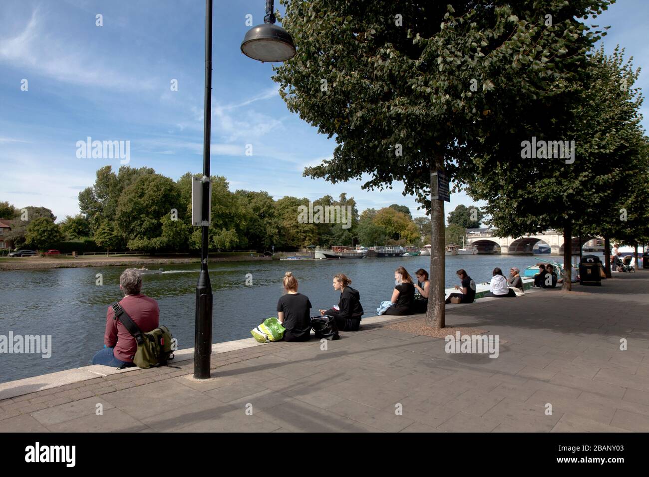 People sitting by river hi-res stock photography and images - Alamy
