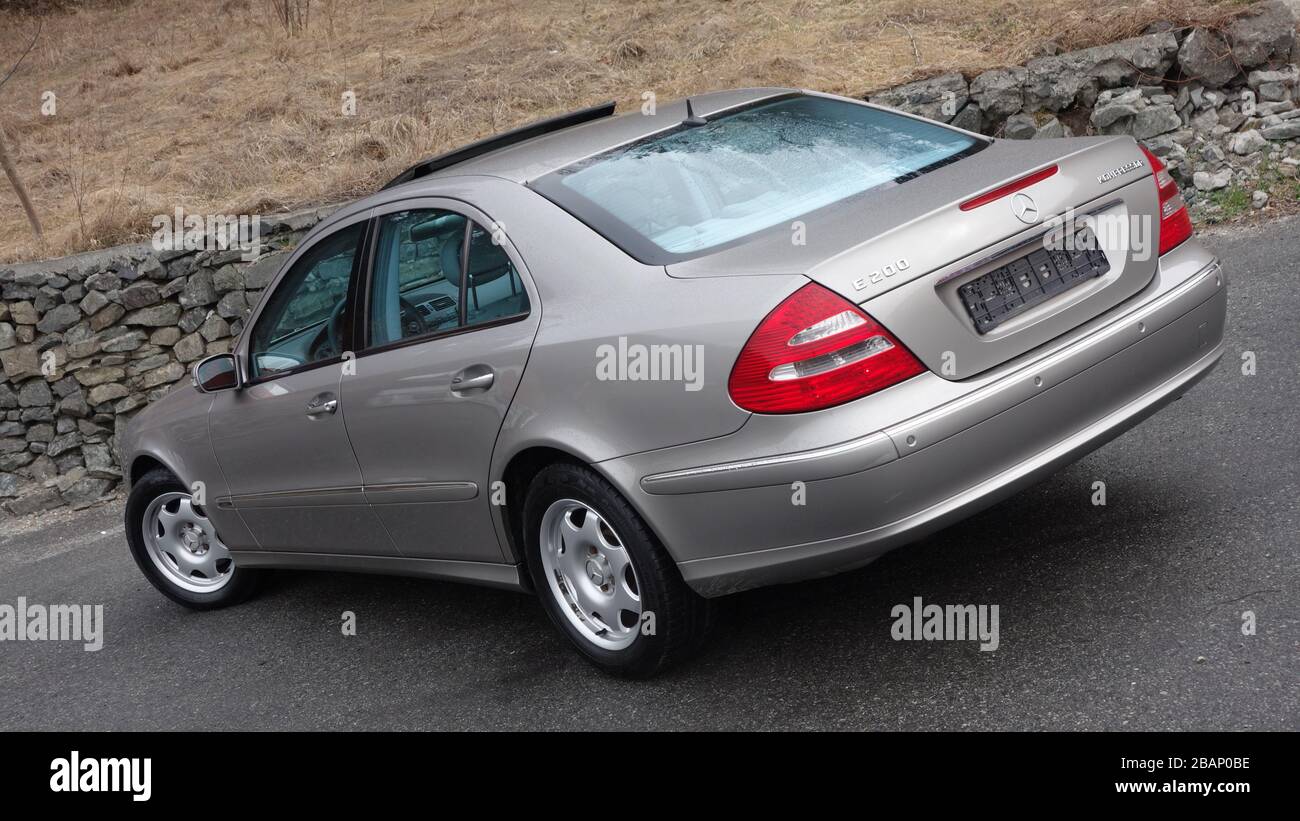 Glazed black hatch - sliding W211 pavilion sunroof, beige leather ...