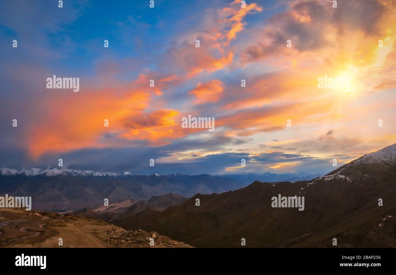 Golden sunset scenic view hi-res stock photography and images - Alamy