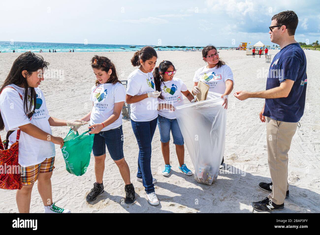 Beach clean up kids hi-res stock photography and images - Alamy