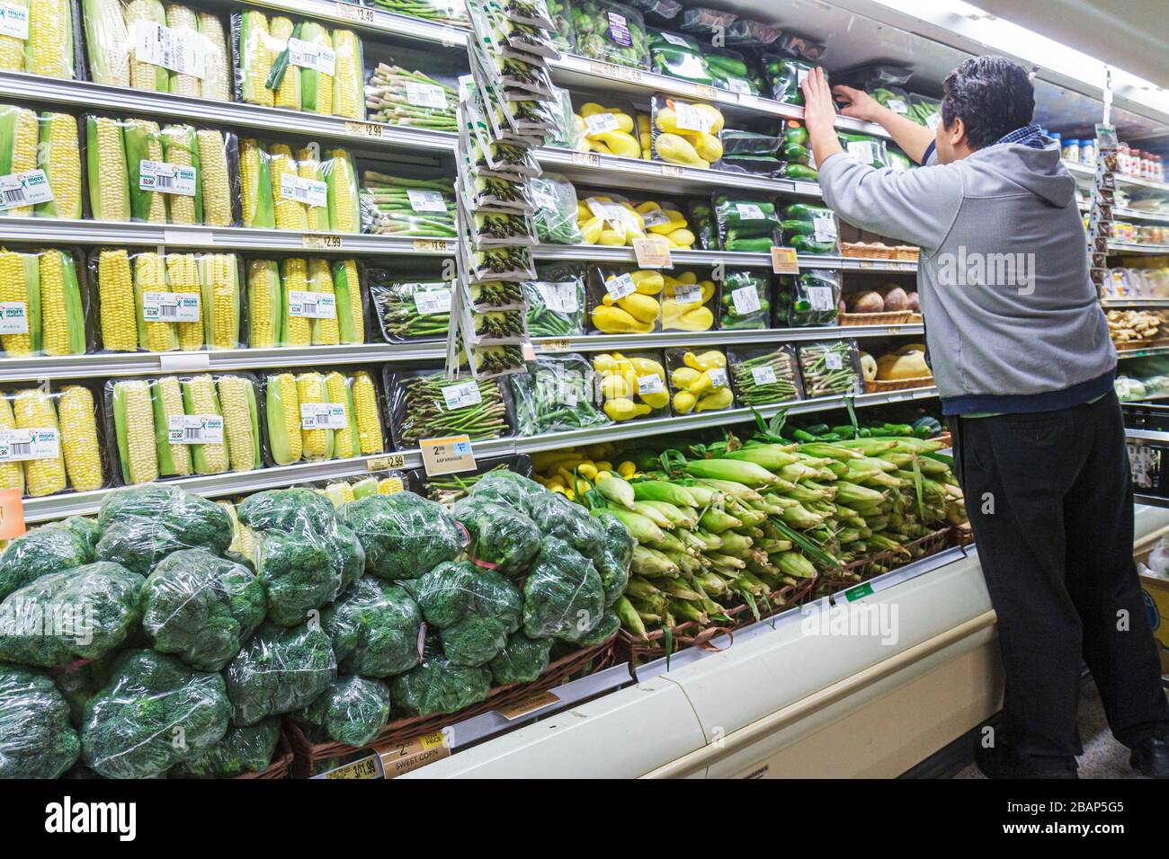 Display broccoli in supermarket hi-res stock photography and images - Alamy