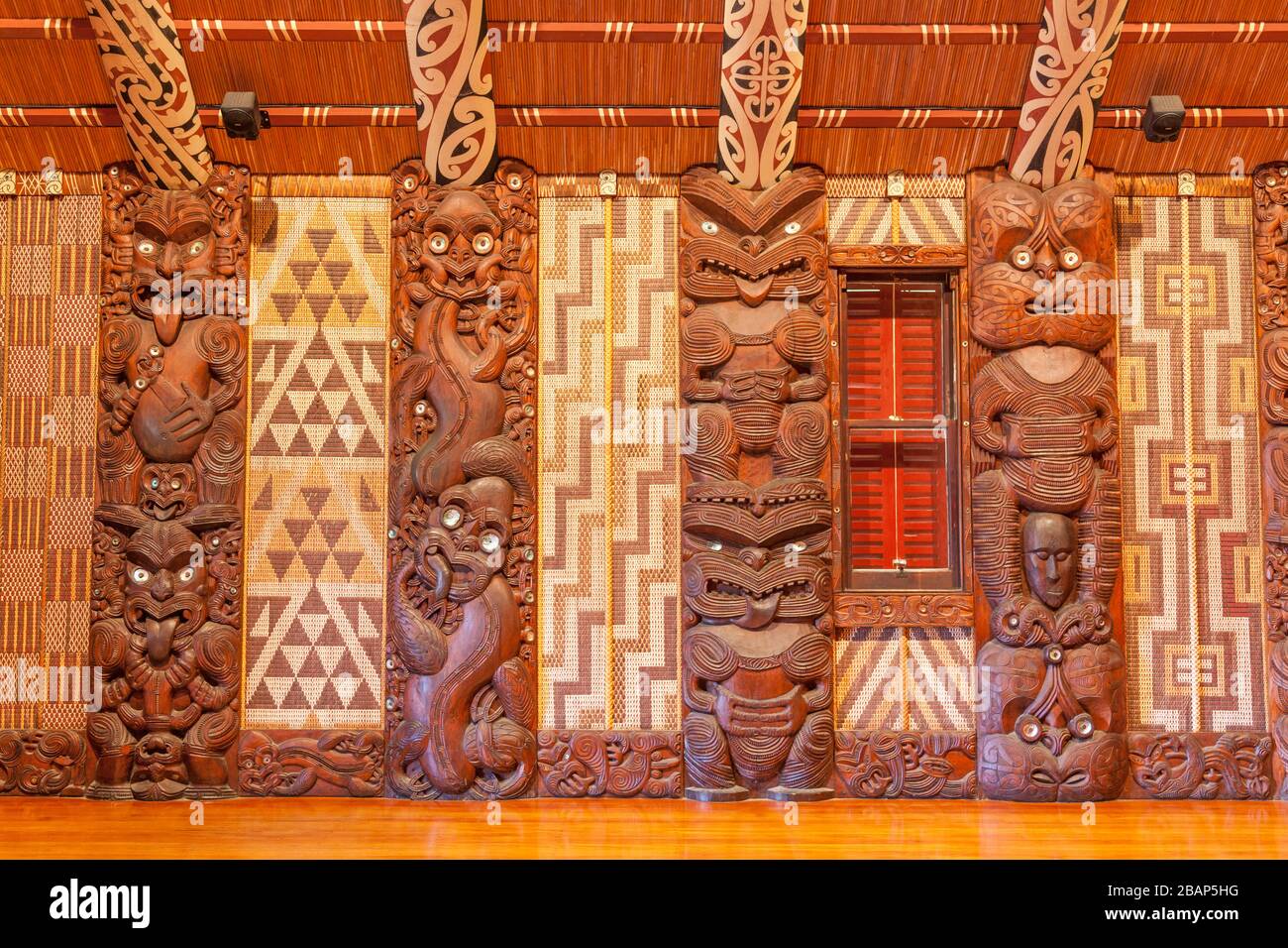 Maori traditional meeting house at waitangi hi-res stock photography ...