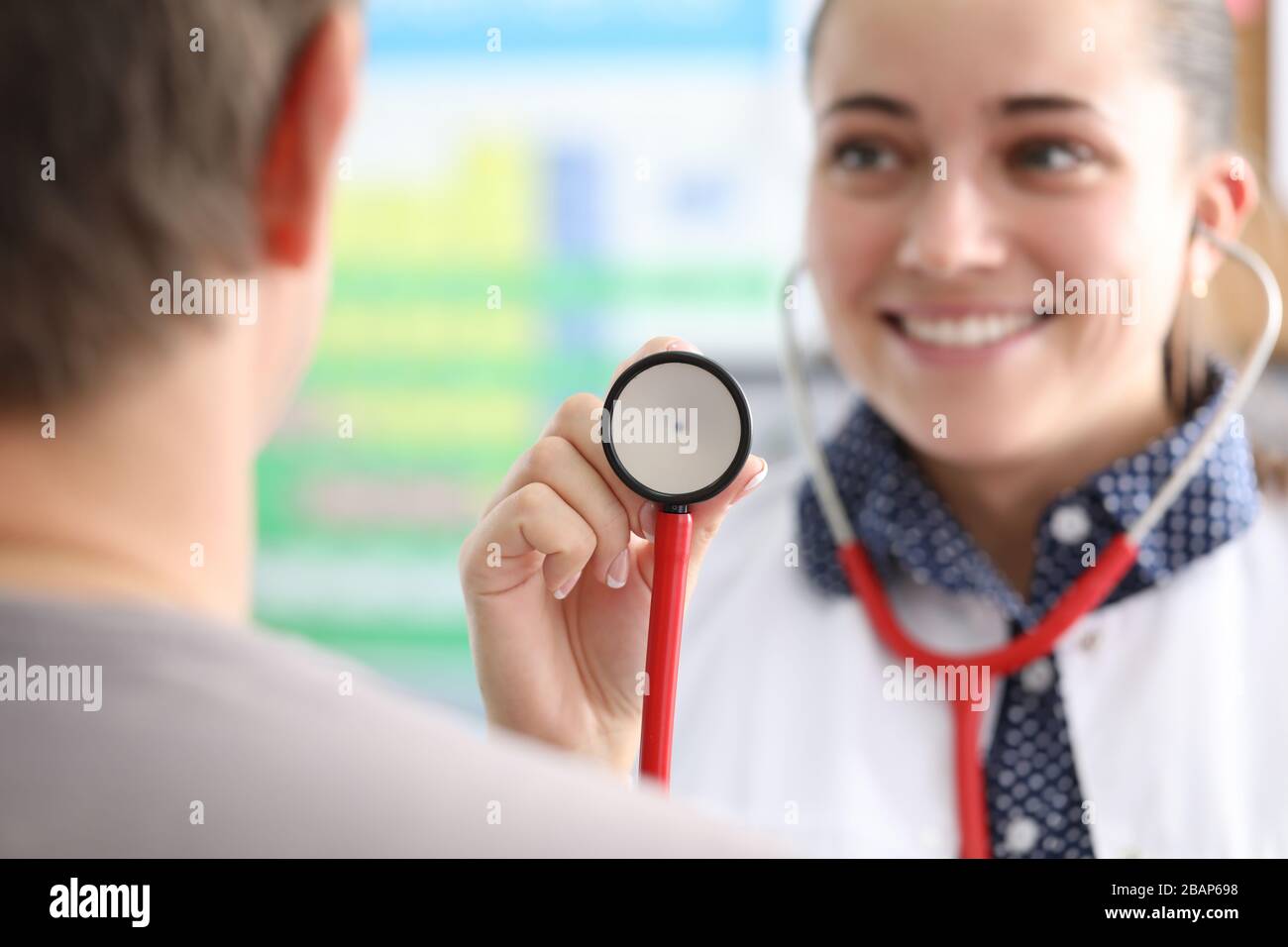 Female doctor shows patient stethoscope membrane Stock Photo - Alamy
