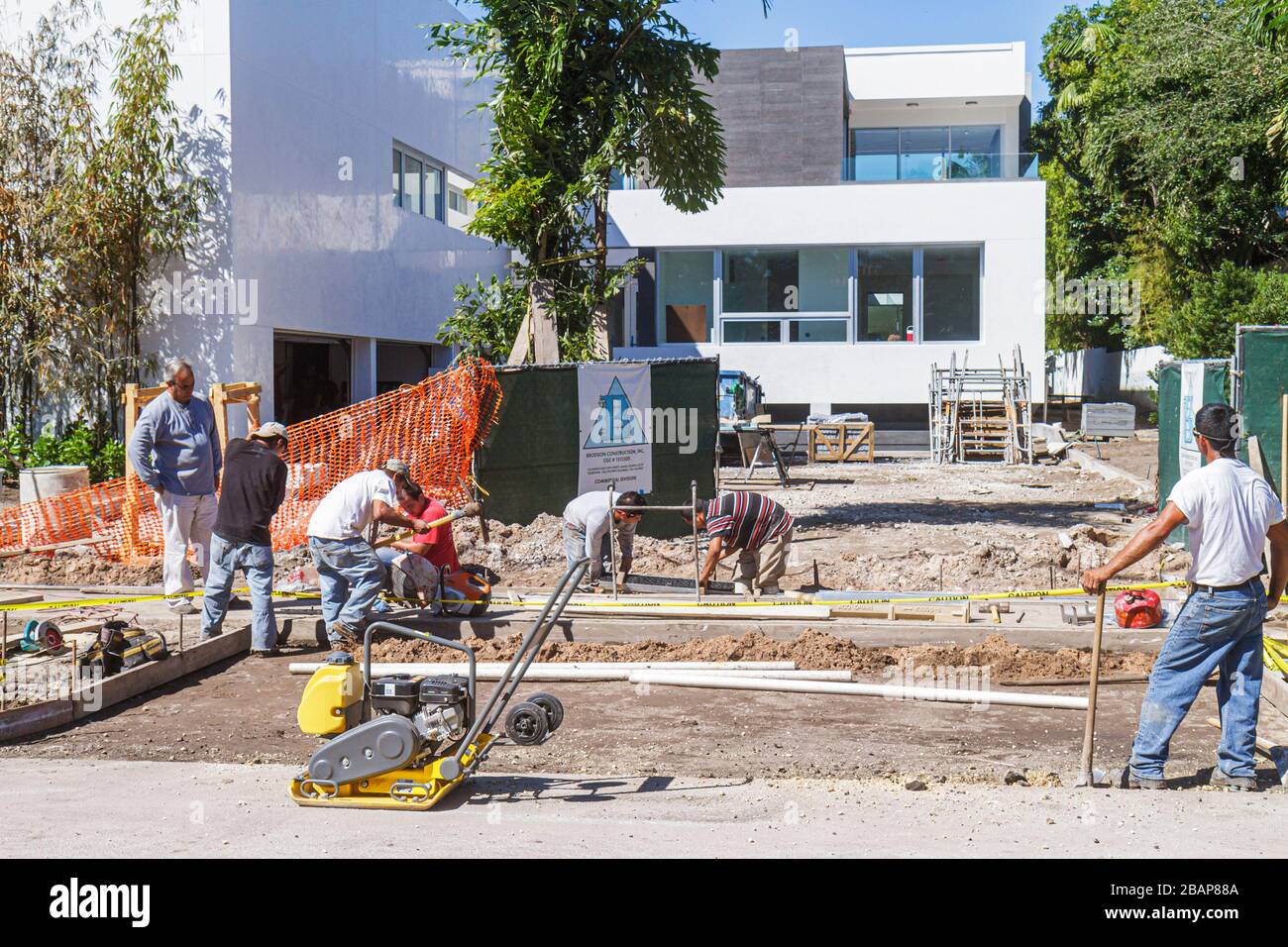 Immigrant construction workers usa hi-res stock photography and images ...