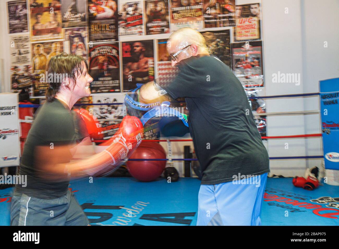 Women boxing ring hi-res stock photography and images - Alamy