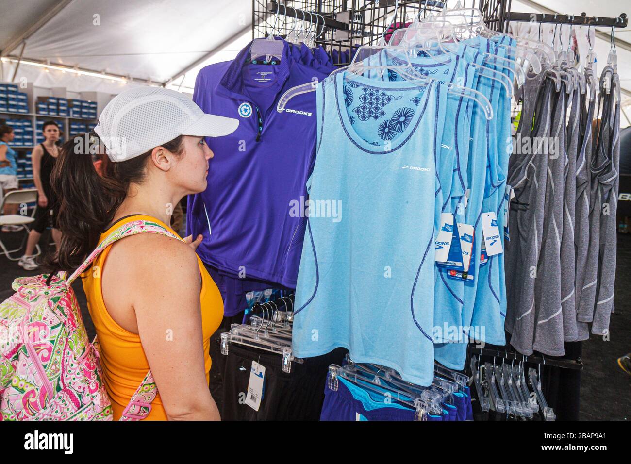 Women running race shops hi-res stock photography and images - Alamy