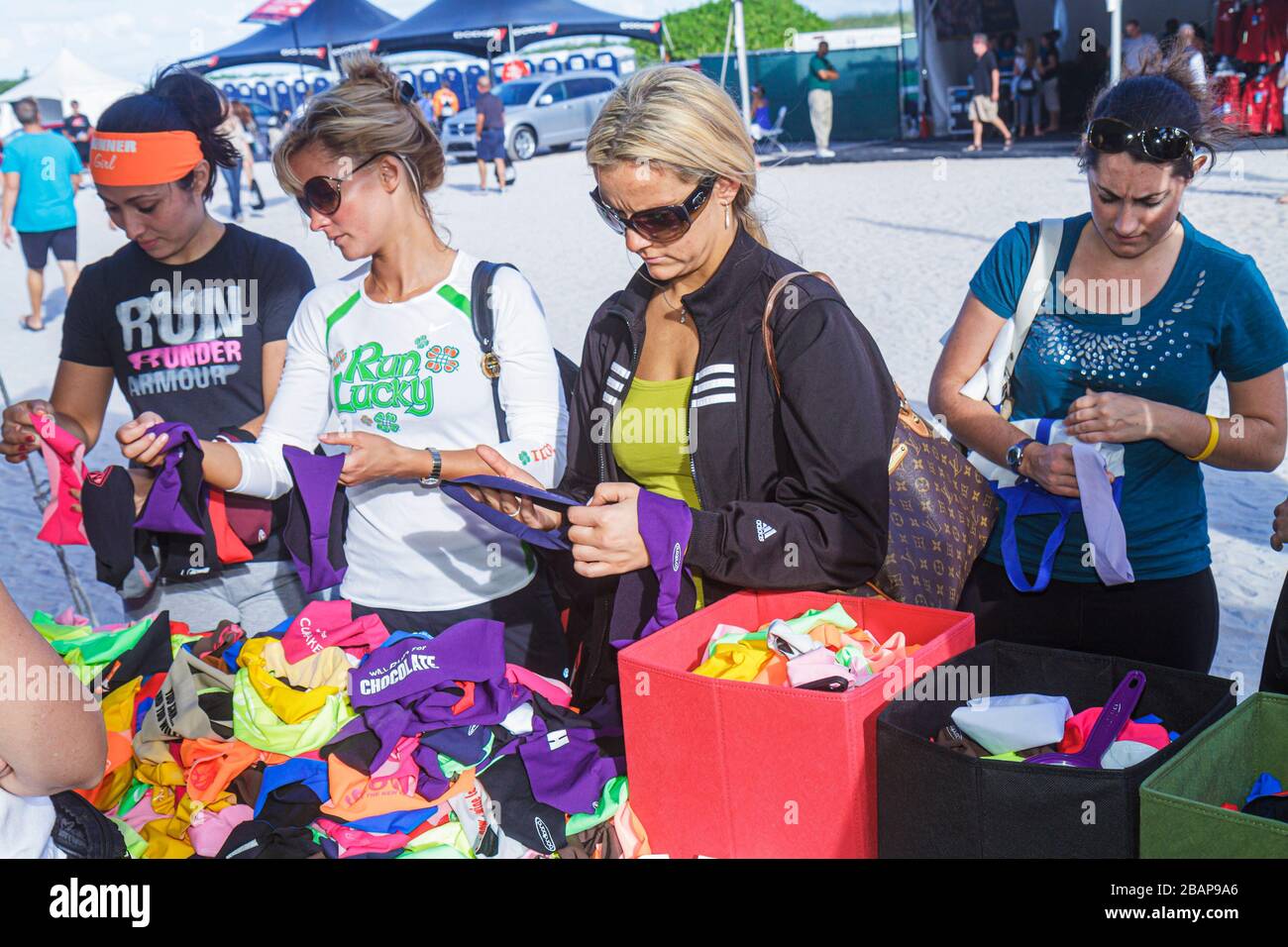 Women running race shop hi-res stock photography and images - Alamy