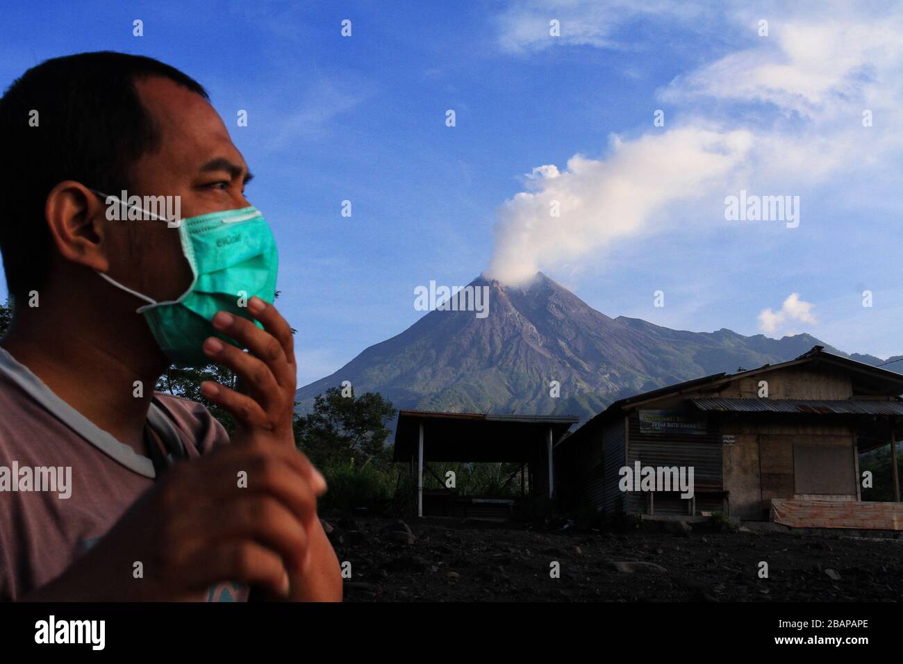 Volcano ash mask hi-res stock photography and images - Alamy