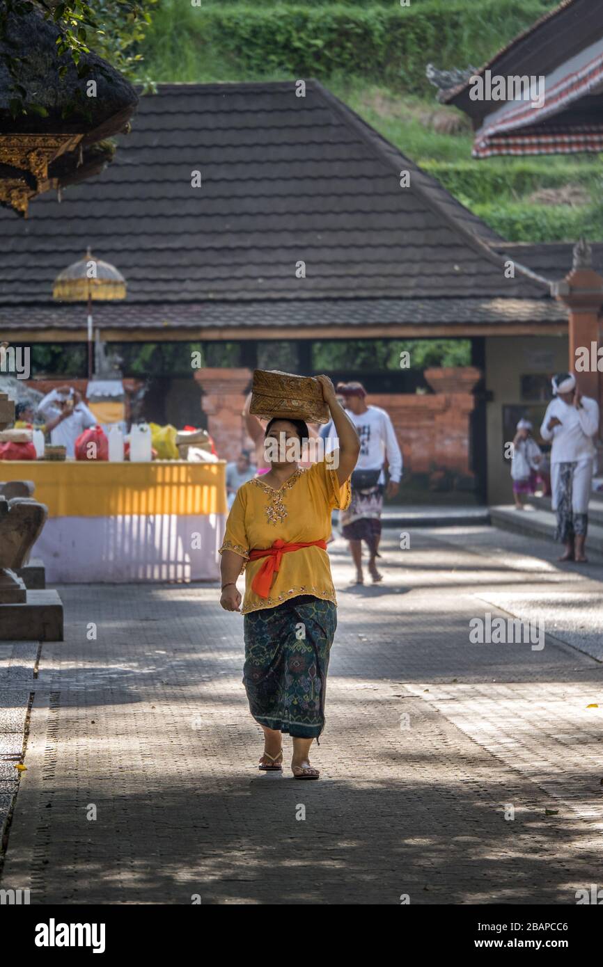 Woman in sarong hi-res stock photography and images - Alamy